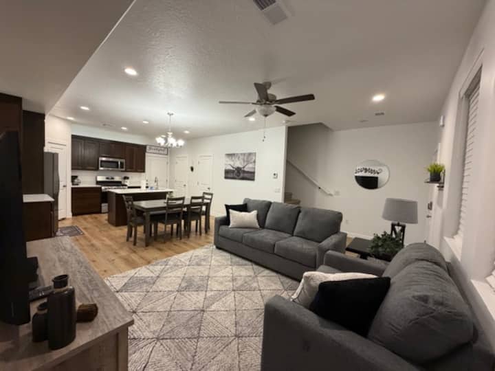 Newer Cozy Townhome Getaway. - Cedar City, UT