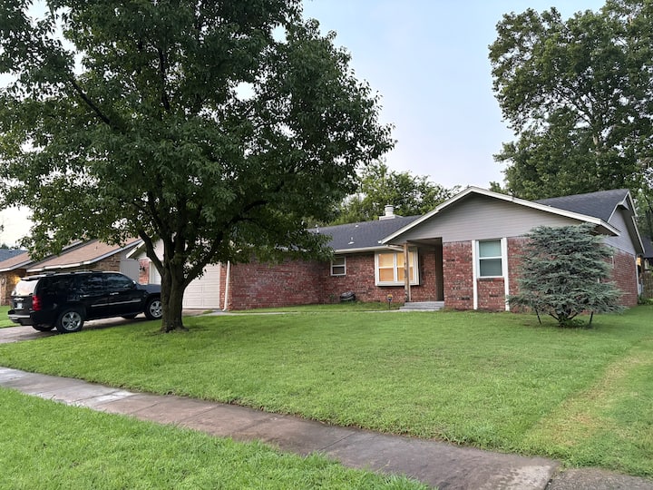 Cozy 3 Bedroom Home Near Downtown Broken Arrow - Broken Arrow, OK