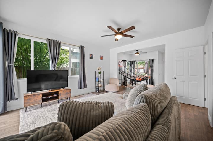 3br Retreat W/ Fire Pit, Games & Fast Wifi - Elk Grove, CA