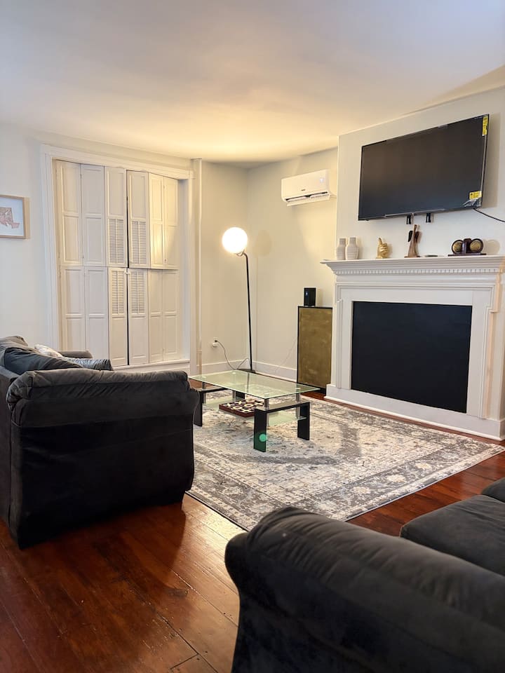 Quaint And Walkable Downtown Townhouse. - Frederick, MD