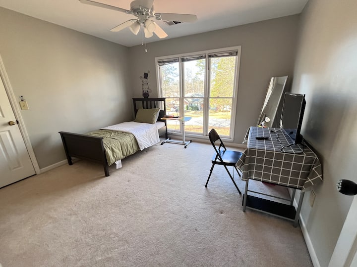 Bright Twin Bed Upstairs · Peaceful Stay In Ptc - Peachtree City, GA