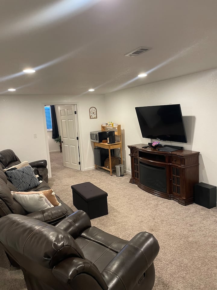 1 Bedroom, Full Bath & Tv Room In Basement. - Elkhart, IN