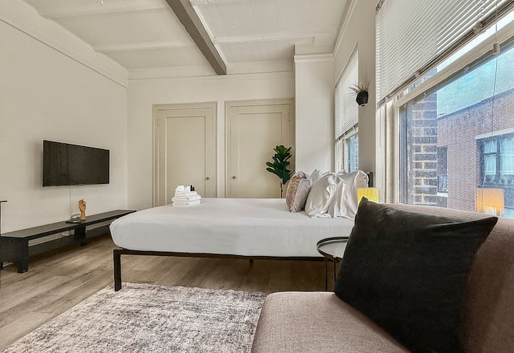Chic Studio In The Heart Of The Gold Coast - River North - Chicago