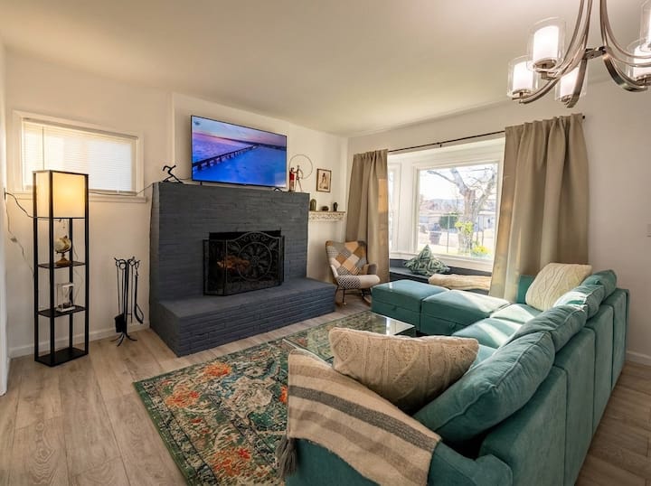 Spacious Pet-friendly 3br Home W/ Yard & Parking - Lancaster, CA