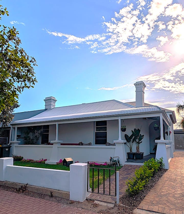 The Gatehouse Cottage, Glenelg South - Glenelg