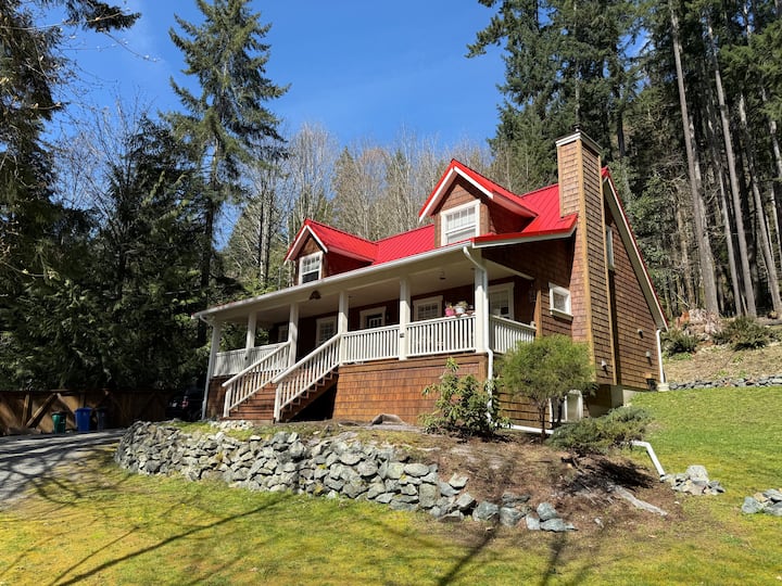Serenity Inside The Forest: Bedroom #1 & #2 - Lake Cowichan