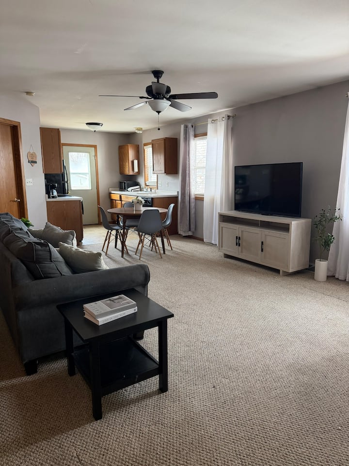 Cozy 2-bedroom Apartment Upper Unit In West Allis - ミルウォーキー, WI
