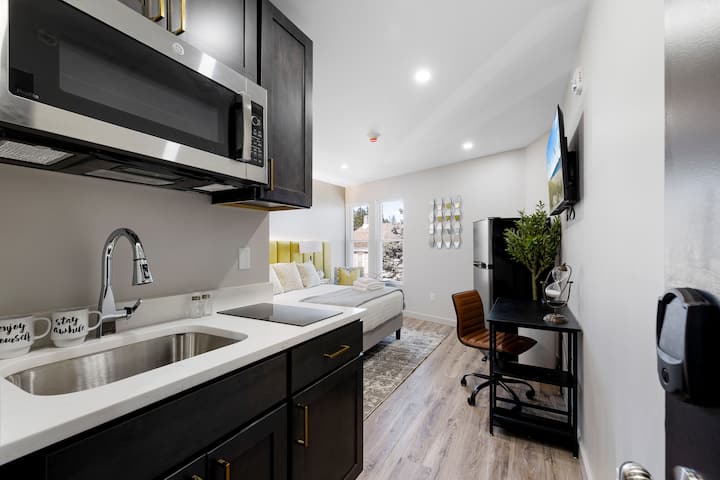 Cozy Downtown Studio W/ Kitchen & Workspace - Middletown, NY