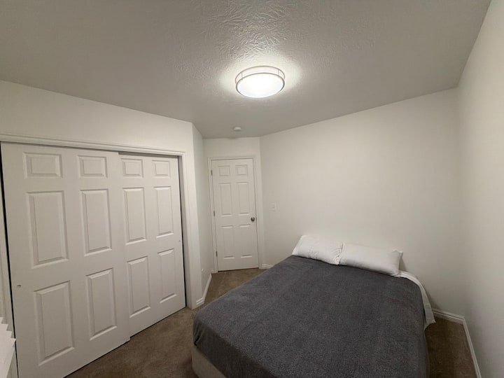 Room With Private Bathroom Main Floor - Lehi, UT