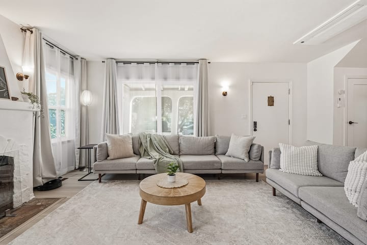 Stylish Renovated Single-family Home Retreat - Redwood City, CA