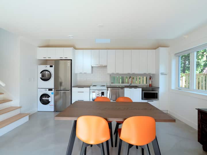 Charming Laneway House - Central & Private - North Vancouver