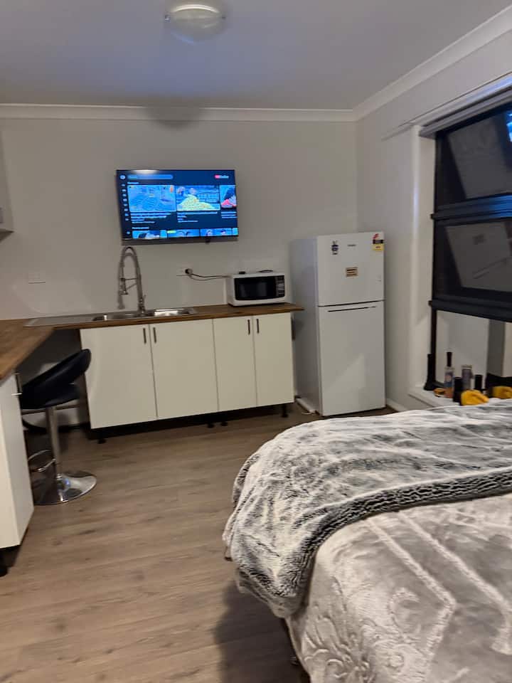 Your Own Private Quiet Heaven Studio Room - Lara