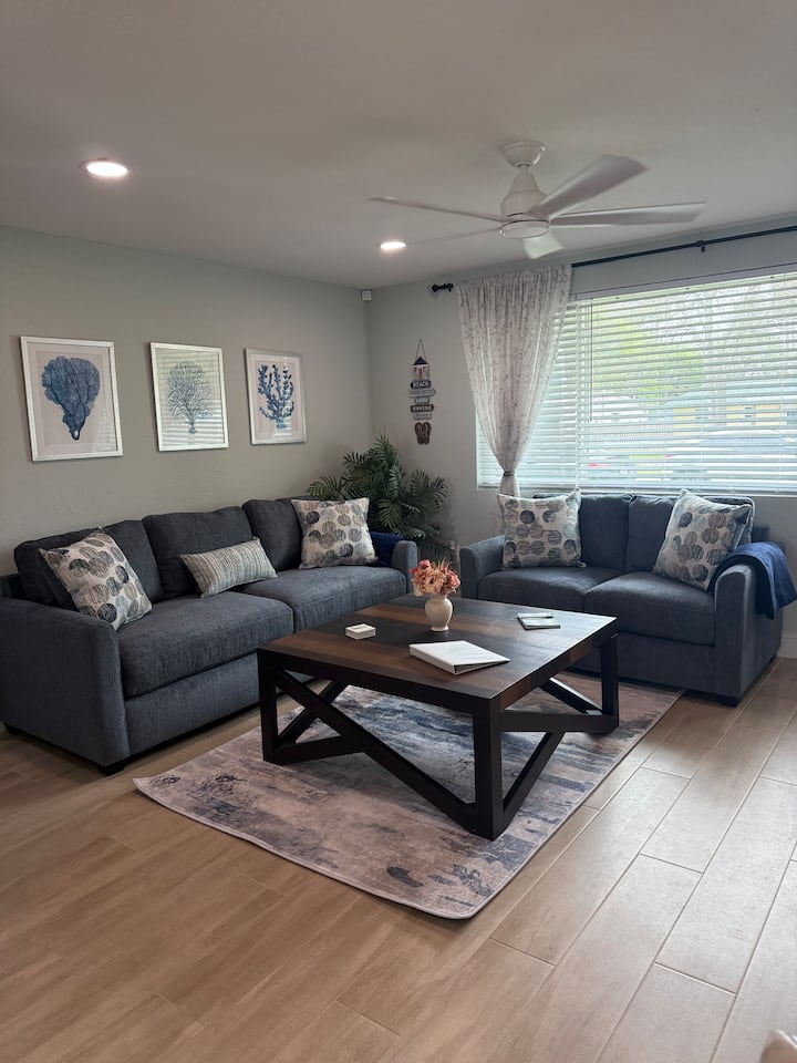 Coastal Bungalow • Beach Minutes Away - Ormond Beach, FL