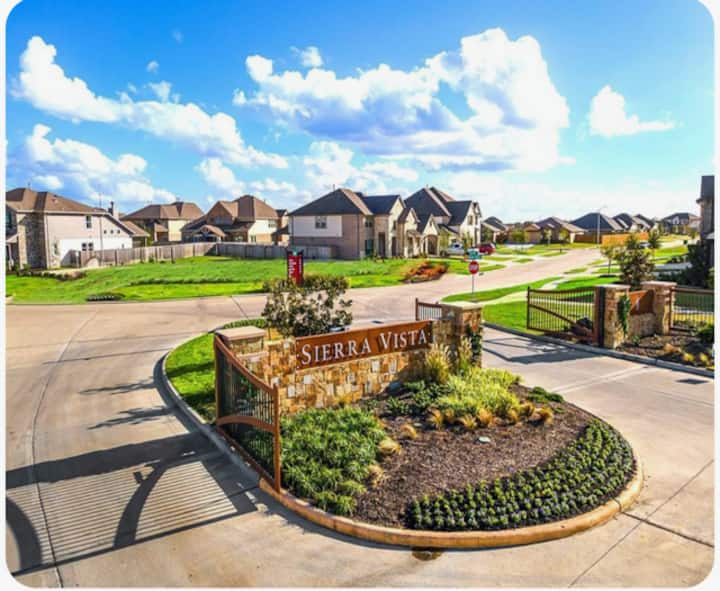 Iowa Colony Comfort Stay - Elm Lake, TX