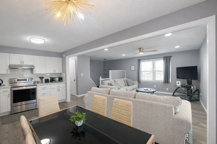 Large Overland Park Getaway| 4bed 3bath| Sleeps 8+ - Overland Park, KS