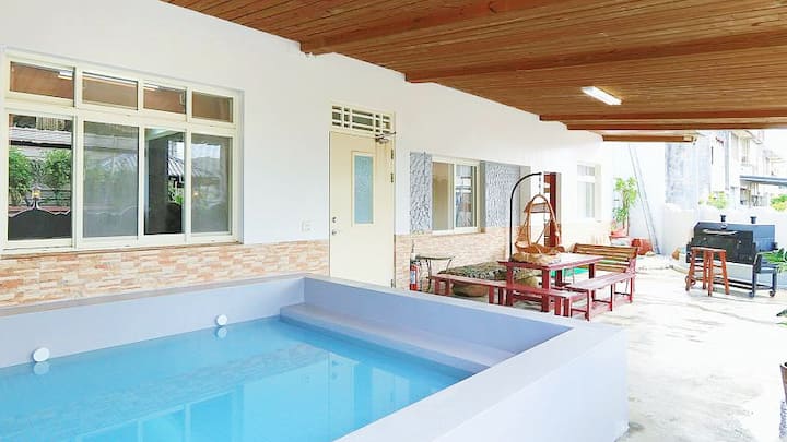 恆春古城門旁靜謐民宿，近市區商圈，可包棟12至24人，戲水池烤肉區，ktv麻將齊全，適合親友度假放鬆 - 恆春