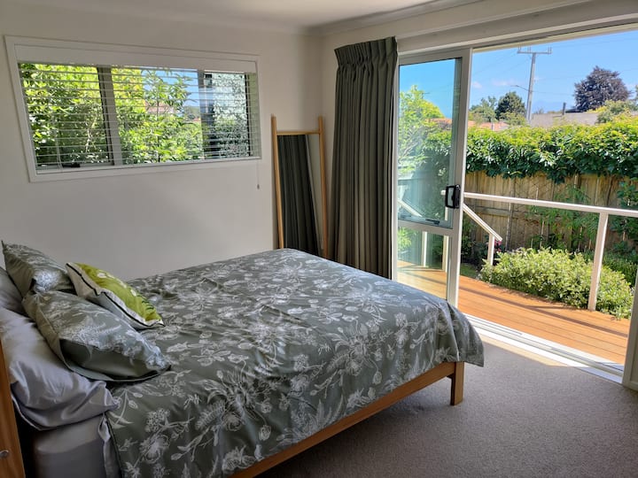 Walk To Lakefront: Modern Room W/ Kitchen & B-fast - Lake Taupo