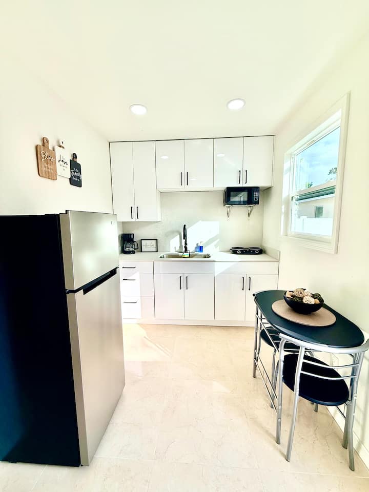 Modern & Cozy Retreat - Tampa, FL