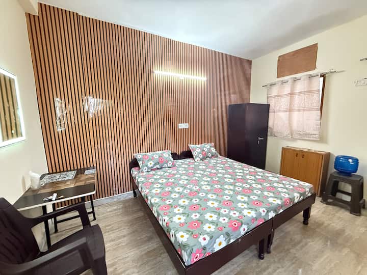 Affordable Spacious Room | Kitchen | Work Space | - Nueva Delhi