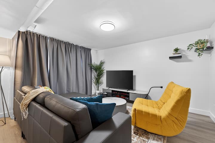 King Bed | Roger’s Place | Downtown | Expo Centre - Edmonton