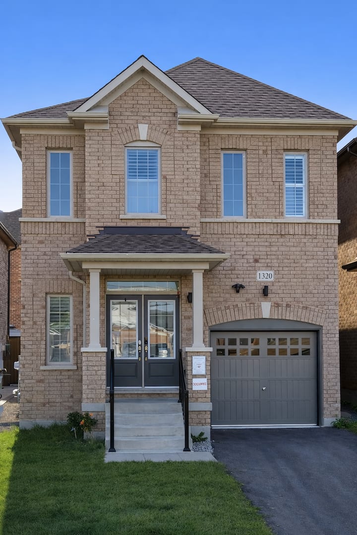 Spacious Event-friendly Home In Oshawa - Bowmanville