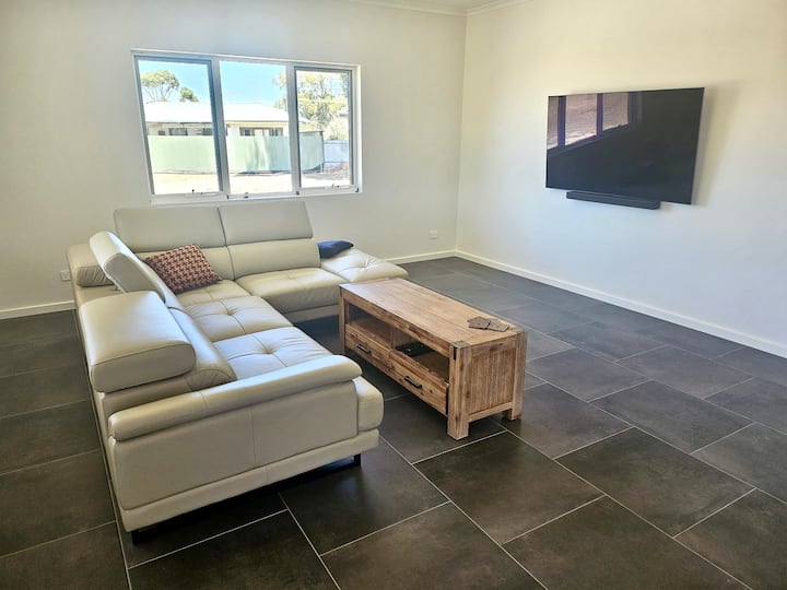 Dream Castle | One Bedroom Retreat - Kingscote