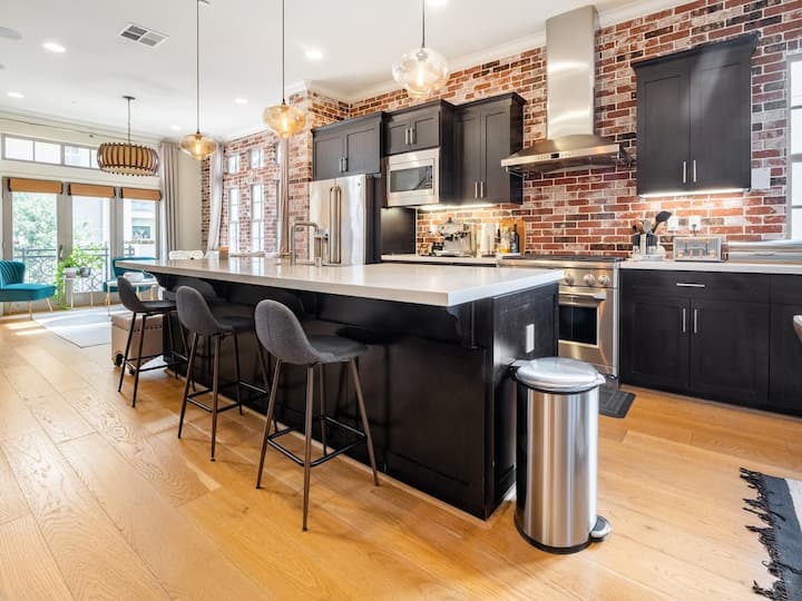 Whole Town Home For Super Bowl - Mountain View, CA