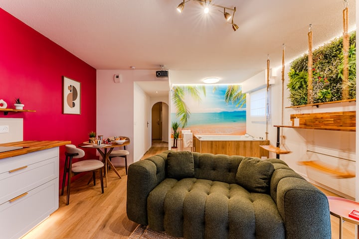 Suite Exotique Balnéo Et Cinéma • Le Chazélia - Bordeaux