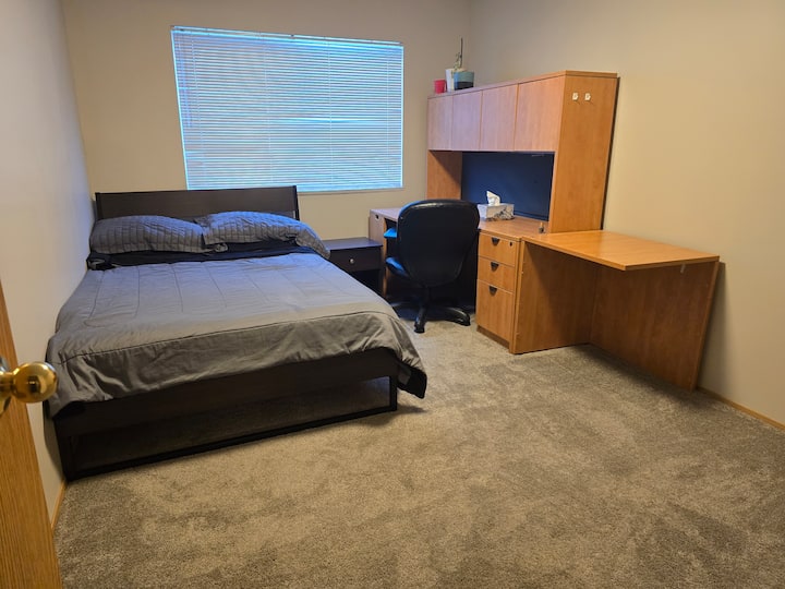 Spacious Room Close To Hospital And All Amenities - Grande Prairie