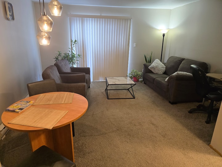 Modern 2-bed Condo Near Hospital, Shops & Dining - Westlake