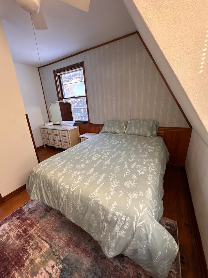 Cozy Rustic Getaway, Woodsy Backyard•private Entry - Rockford, IL