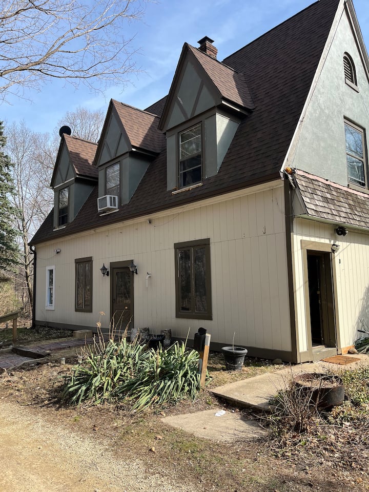 Cozy Rustic Getaway, Woodsy Area Private 2nd Level - Rockford, IL
