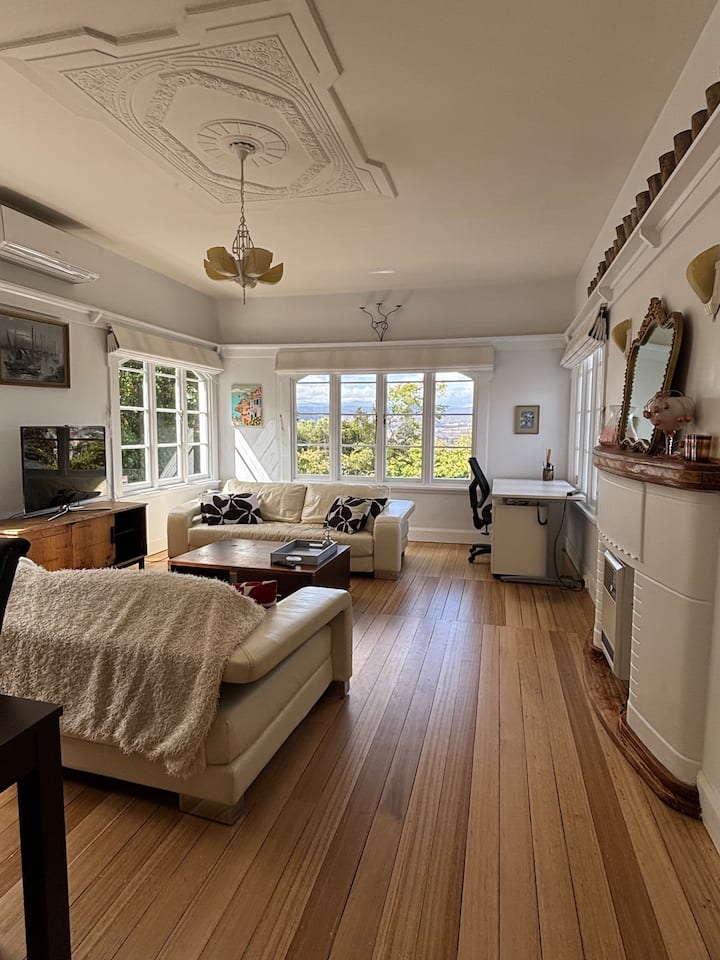 Art Deco Home With Views - Launceston