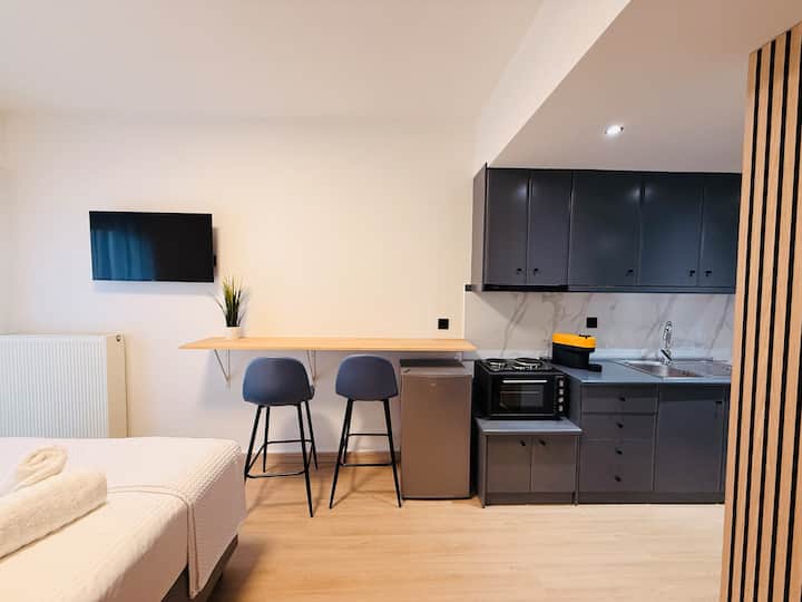 44 City Studio B - Ларисса