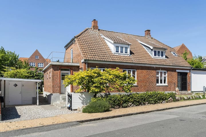 Charmerende Byhus  Med Lukket Have. - Odense