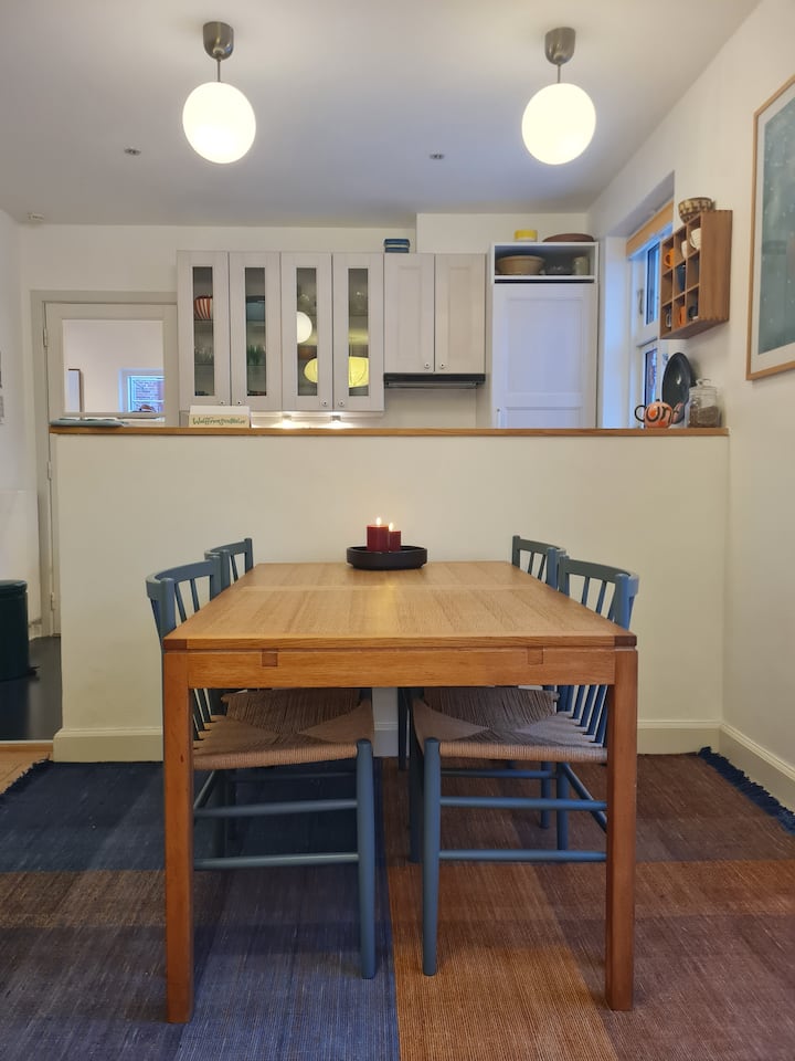 Charmerende Byhus  Med Lukket Have. - Odense