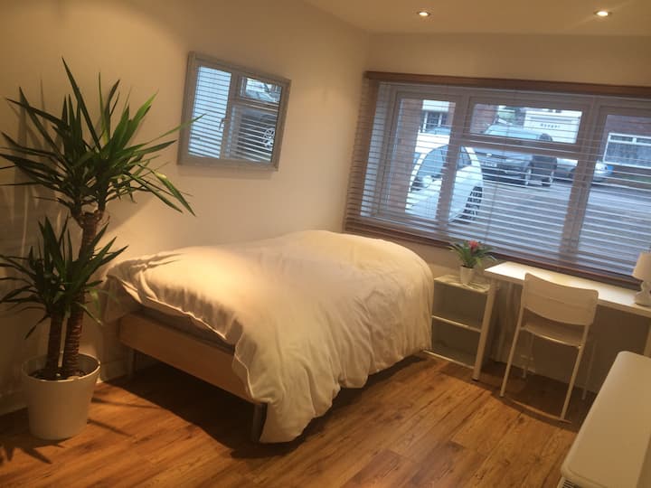 Beautiful Studio - Own Showroom & Kitchen - Colchester