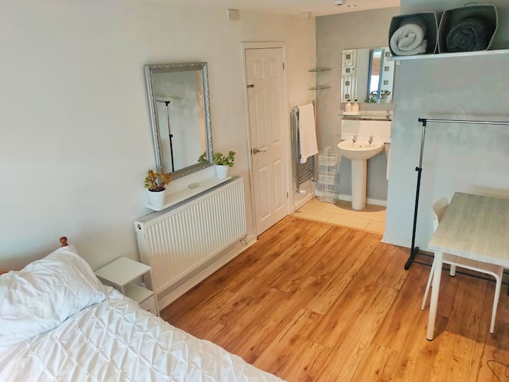 Beautiful, Quiet Studio - Kitchen & Parking - Colchester