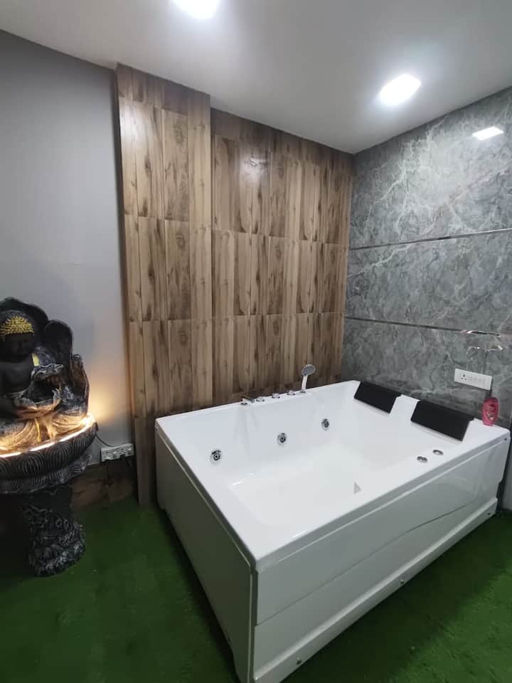 Skyjacuzzi Retreat For Cozycouples - Gurugram