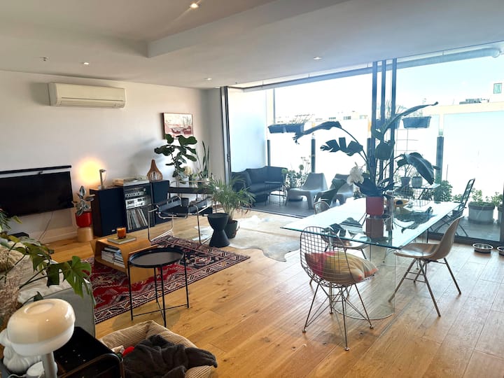 Calm, Design-led Apartment With Balcony - Melbourne