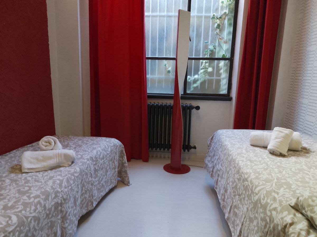 La Chambre Rouge dans un Loft Créatif - Appartements à louer à Milan ...