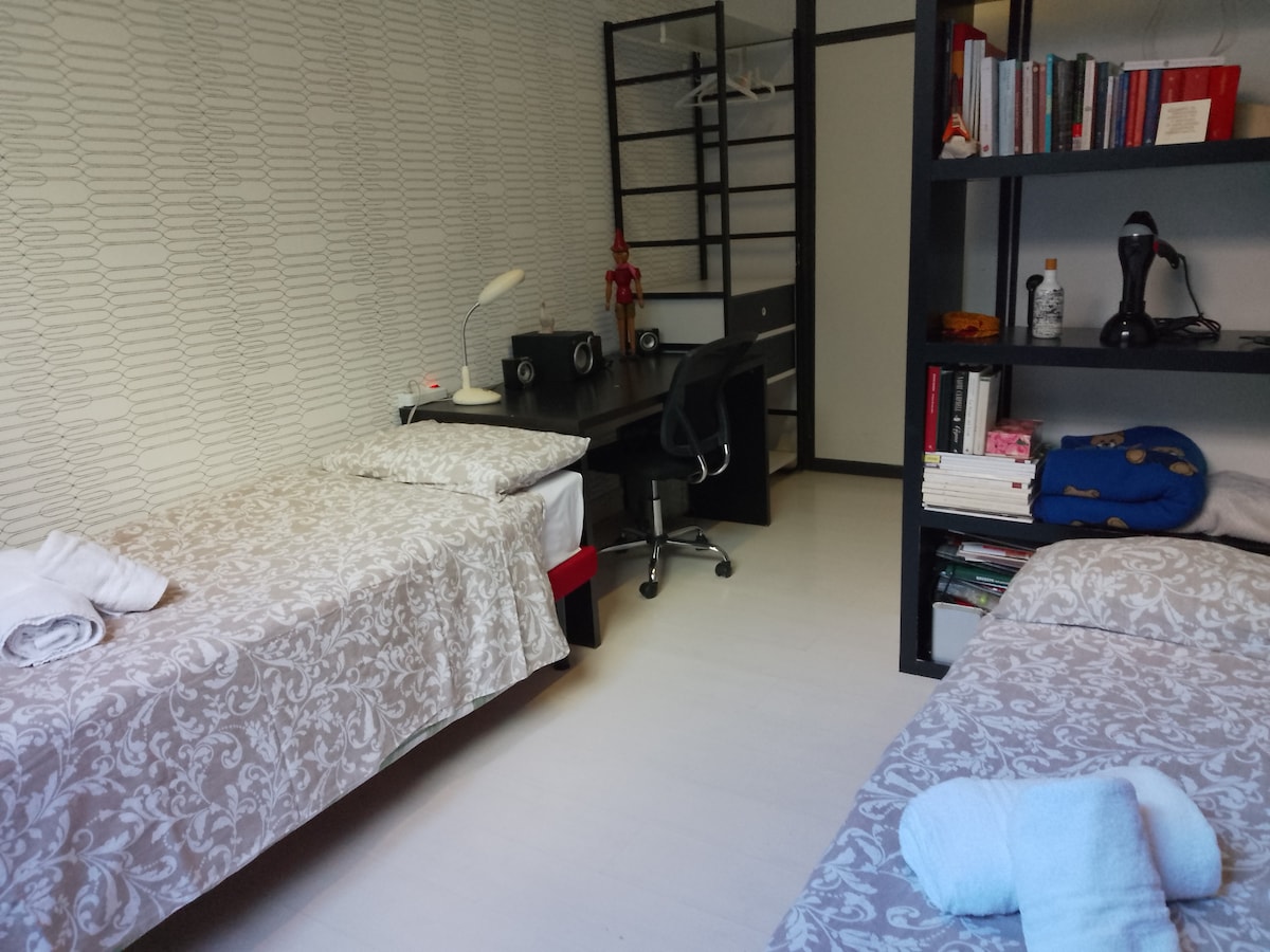 La Chambre Rouge dans un Loft Créatif - Appartements à louer à Milan ...