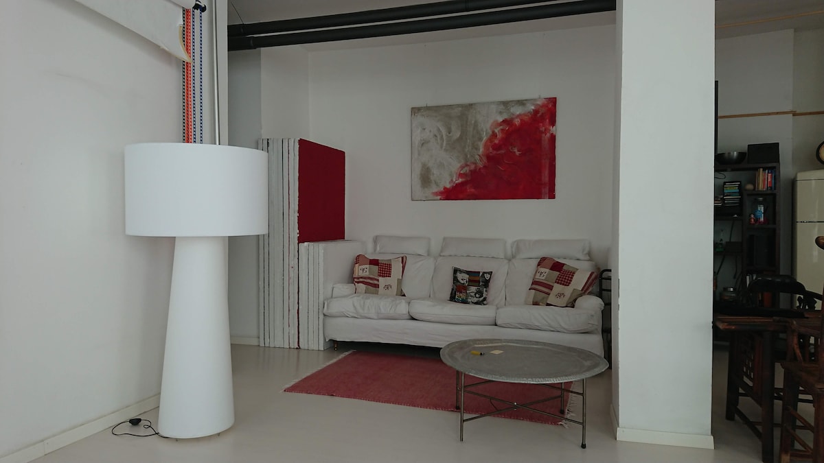 La Chambre Rouge dans un Loft Créatif - Appartements à louer à Milan ...