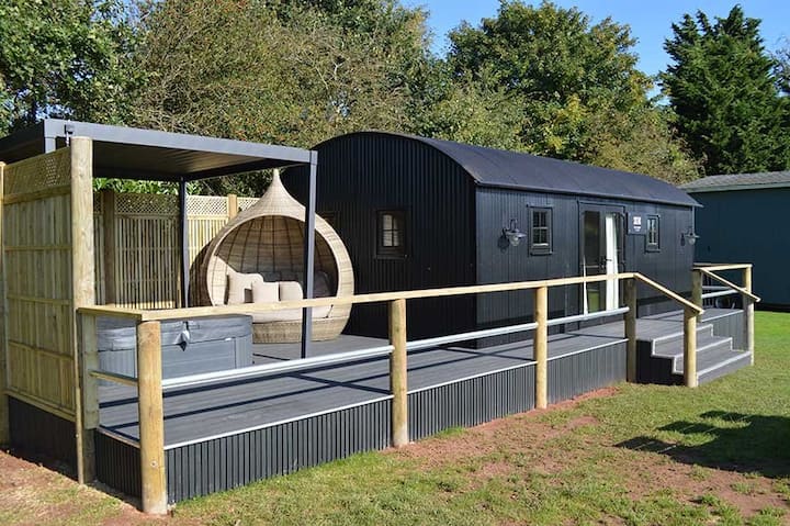 Zoe: Glamping Pod With Hot Tub - Nuneaton