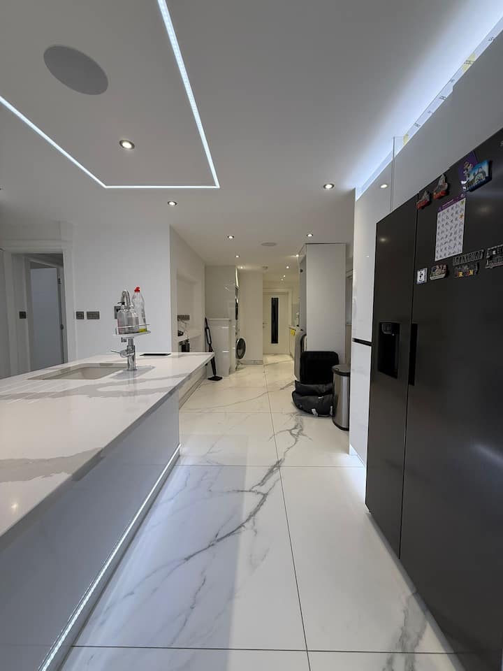 4 Bedroom Smart House In Derby With Whirlpool Bath - Derby