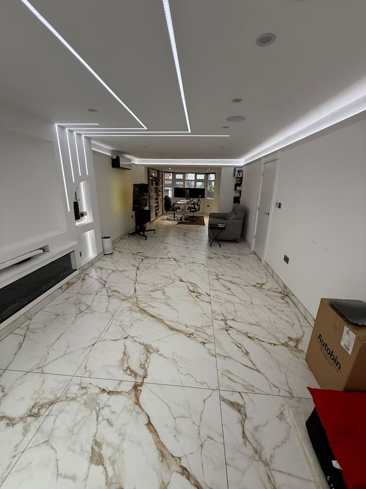 4 Bedroom Smart House In Derby With Whirlpool Bath - Derby