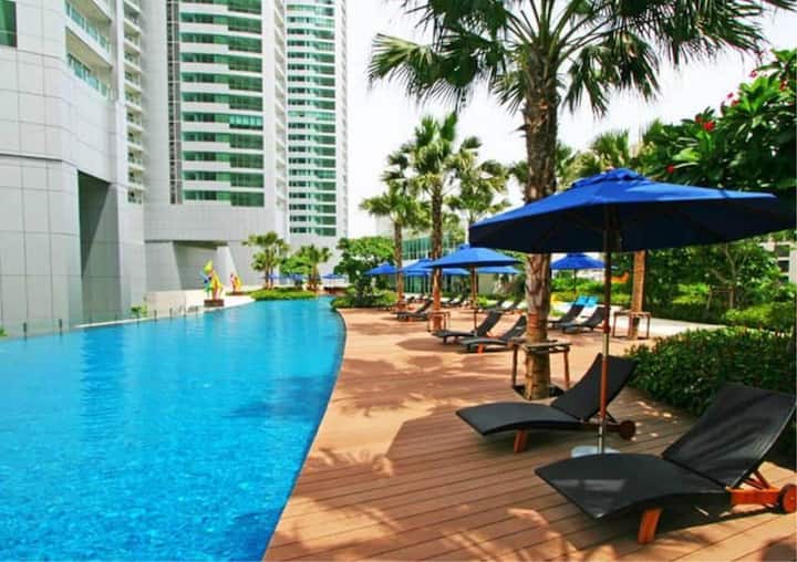 Central 4-pax Suite | Resort Pool & Skyline View - Bangkok