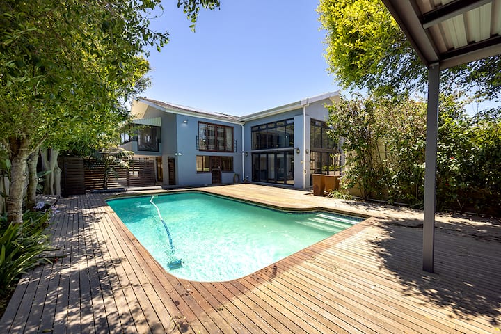 Spacious Suburban Beach House - Goodwood