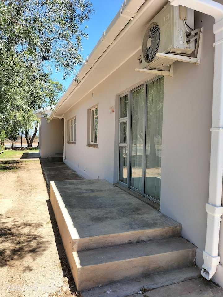 Self-catering 
2 Bedrooms
Sleeps 4 R300pps - Oudtshoorn