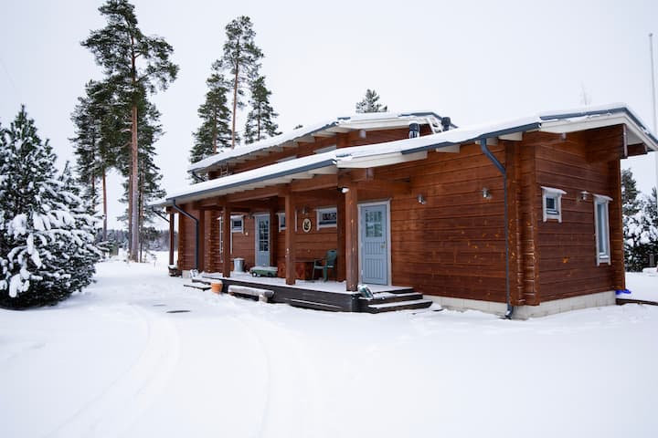 Tilava Talviasuttava Hirsimökki Järven Rannassa - Tuusniemi